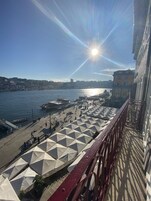 Apartamento, 1 quarto, sacada, vista para o rio | Varanda coberta