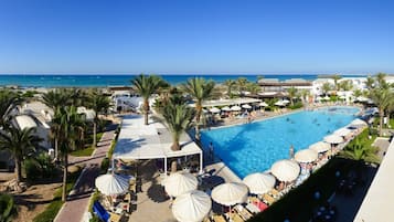 2 piscinas interiores, 2 piscinas exteriores, guarda-sóis