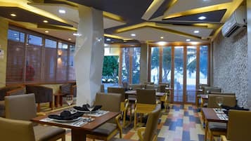 Pequenos-almoços, almoços, jantares servidos, com vista para a praia