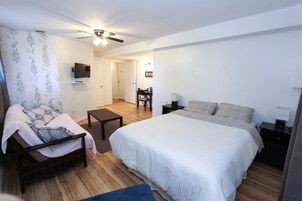 Quarto quádruplo família, suíte, no piso térreo (Cardinal) | Espaço de trabalho para notebook, Wi-Fi de cortesia, roupa de cama