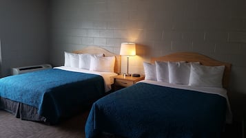 Quarto, 2 camas queen-size, não fumadores | Secretária, cortinas/cortinados opacos, ferro/tábua de engomar