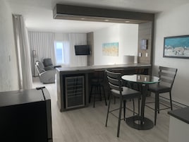 Suíte, 1 cama Queen, vista para o mar | Escrivaninha, quartos à prova de som, ferros/tábuas de passar roupa