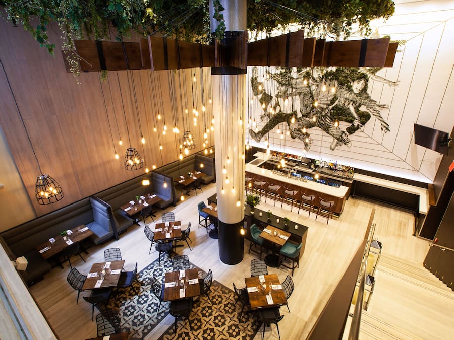 Pequenos-almoços servidos, com espaço para refeições ao ar livre