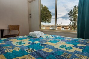 Quarto Familiar, vista para o rio | Secretária, ferro/tábua de engomar, Wi-fi grátis 