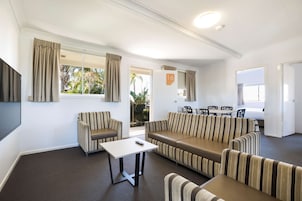 Apartamento, 2 quartos | Minibar, secretária, ferro/tábua de engomar, Wi-fi grátis 