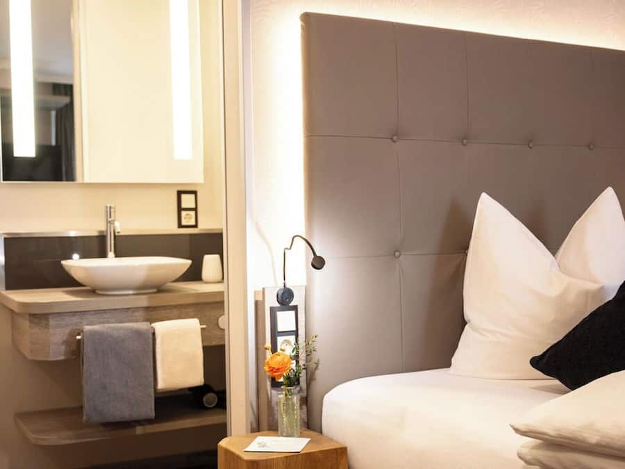 Quarto solteiro clássico | Roupas de cama premium, edredons de pluma, cofres nos quartos