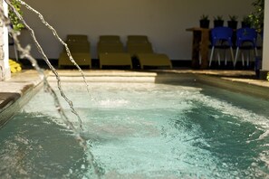 Piscina externa, piscina com cascata, barracas de cortesia, guarda-sóis