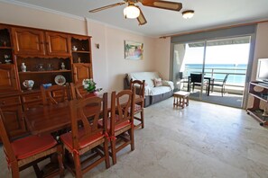 Apartamento, 2 quartos, terraço, vista para o mar | Sala de estar | TV de tela plana