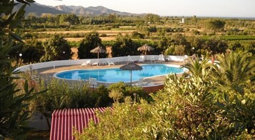 Piscina externa sazonal, guarda-sóis, espreguiçadeiras