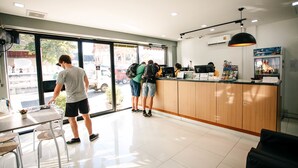 Um interior moderno com cozinha, sala de jantar e amplas janelas.
