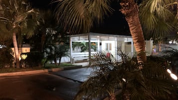 Fachada do alojamento (tarde/noite)