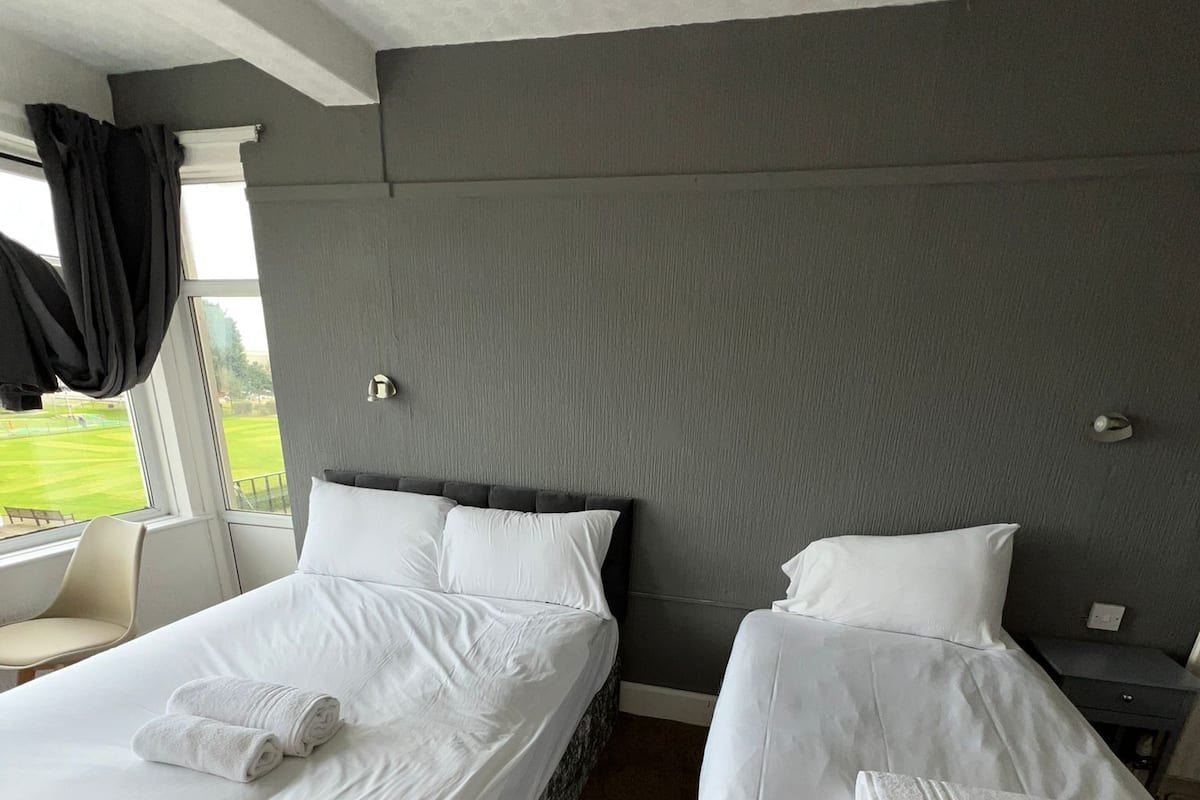 Chuveiro, produtos de toalete grátis, secador de cabelo