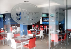 Pequenos-almoços, almoços, jantares servidos, cozinha internacional