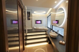 Suite Nobre, banheira de hidromassagem grande | Casa de banho | Um polibã, um chuveiro fixo, artigos de higiene pessoal grátis 