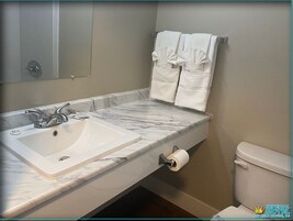 Quarto Duplo Standard | Casa de banho | Uma combinação polibã/banheira, artigos de higiene pessoal grátis 