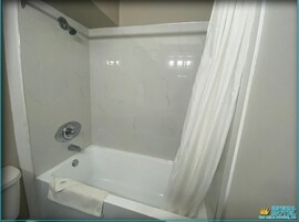 Quarto Duplo Standard | Casa de banho | Uma combinação polibã/banheira, artigos de higiene pessoal grátis 