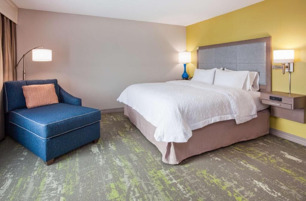 Secretária, ferro/tábua de engomar, berços/camas para crianças grátis 