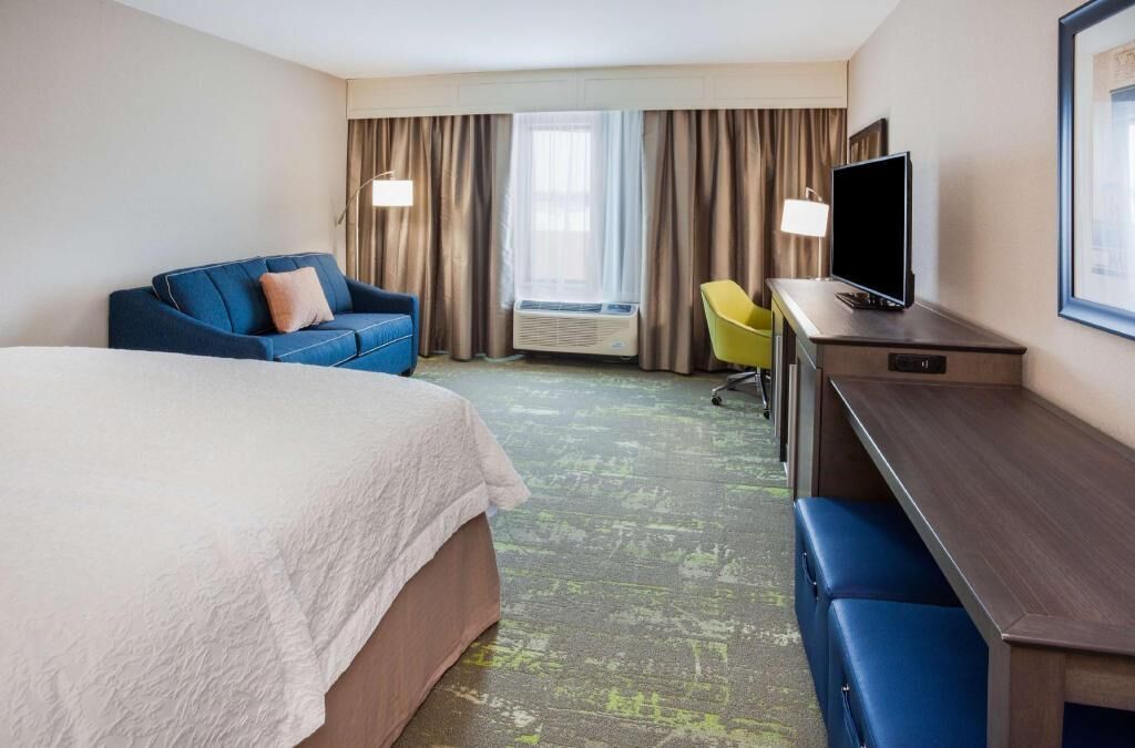 Secretária, ferro/tábua de engomar, berços/camas para crianças grátis 