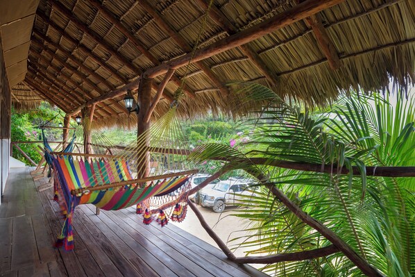 Dormitório Partilhado Comfort, em dormitório misto, casa de banho partilhada, vista para a praia | Varanda