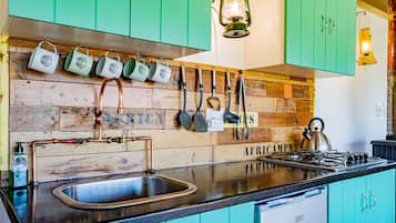 Barraca superluxo, 2 quartos, vista para o lago | Cozinha privada | Geladeira, micro-ondas, cooktop, chaleira elétrica