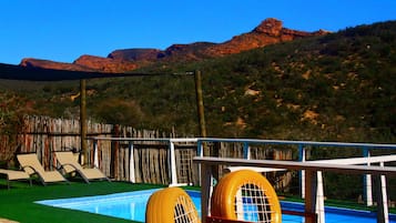 Piscina externa, espreguiçadeiras
