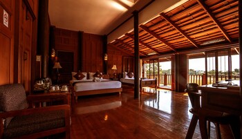 Deluxe Plus | Sala de estar | Televisor de 32 polegadas com canais por cabo 