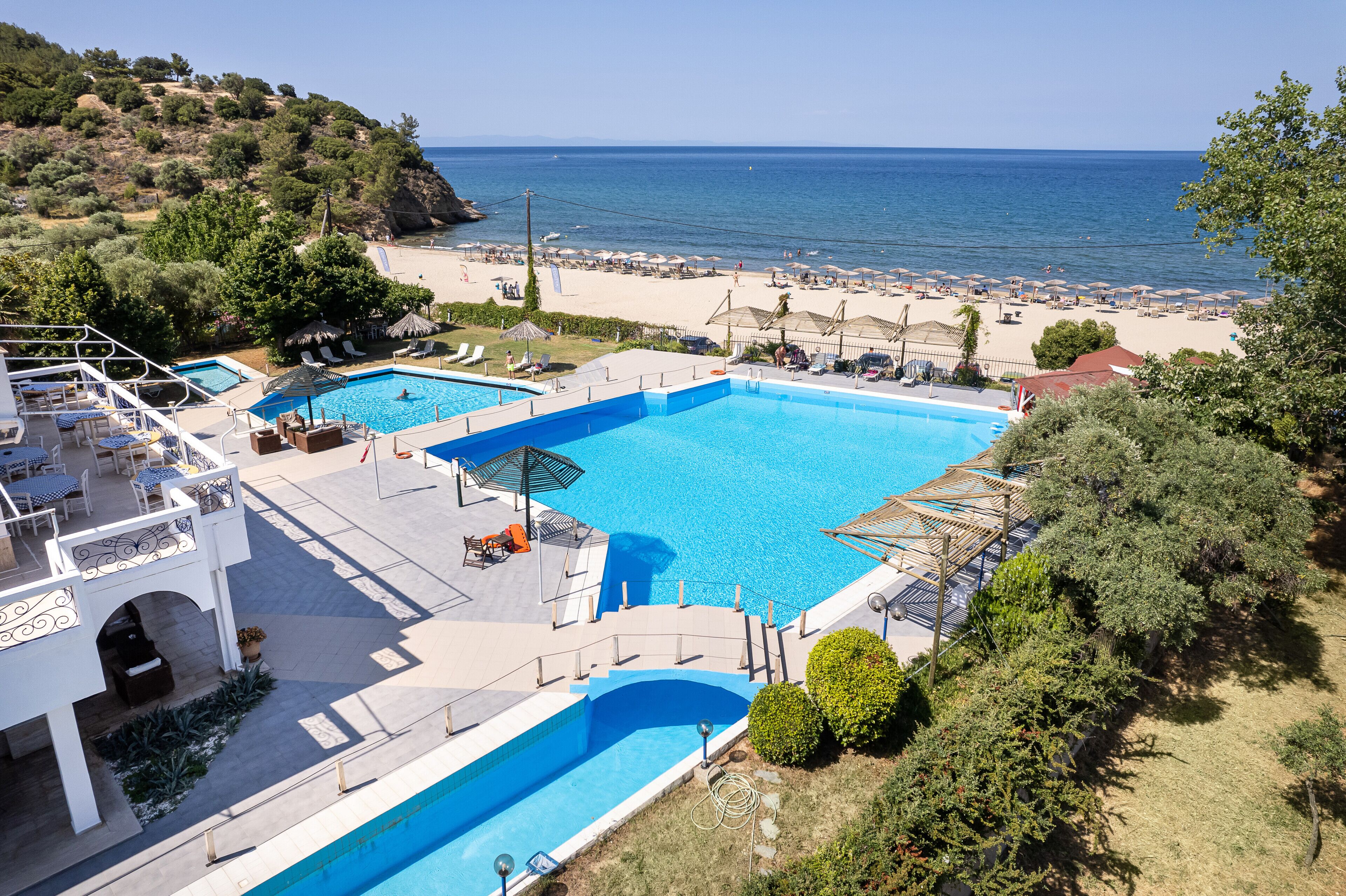 Piscina externa sazonal, guarda-sóis, espreguiçadeiras