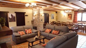 Uma sala de estar aconchegante com dois sofás, uma mesa de centro e uma lareira de pedra.