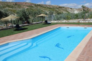 Piscina exterior, espreguiçadeiras