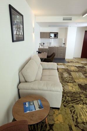 Apartamento Superior, 1 quarto | Sala de estar | Televisor LCD 