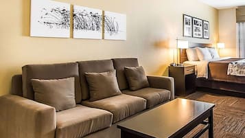 Suite, 1 cama king-size e sofá-cama, não fumadores | Secretária, ferro/tábua de engomar, Wi-fi grátis
