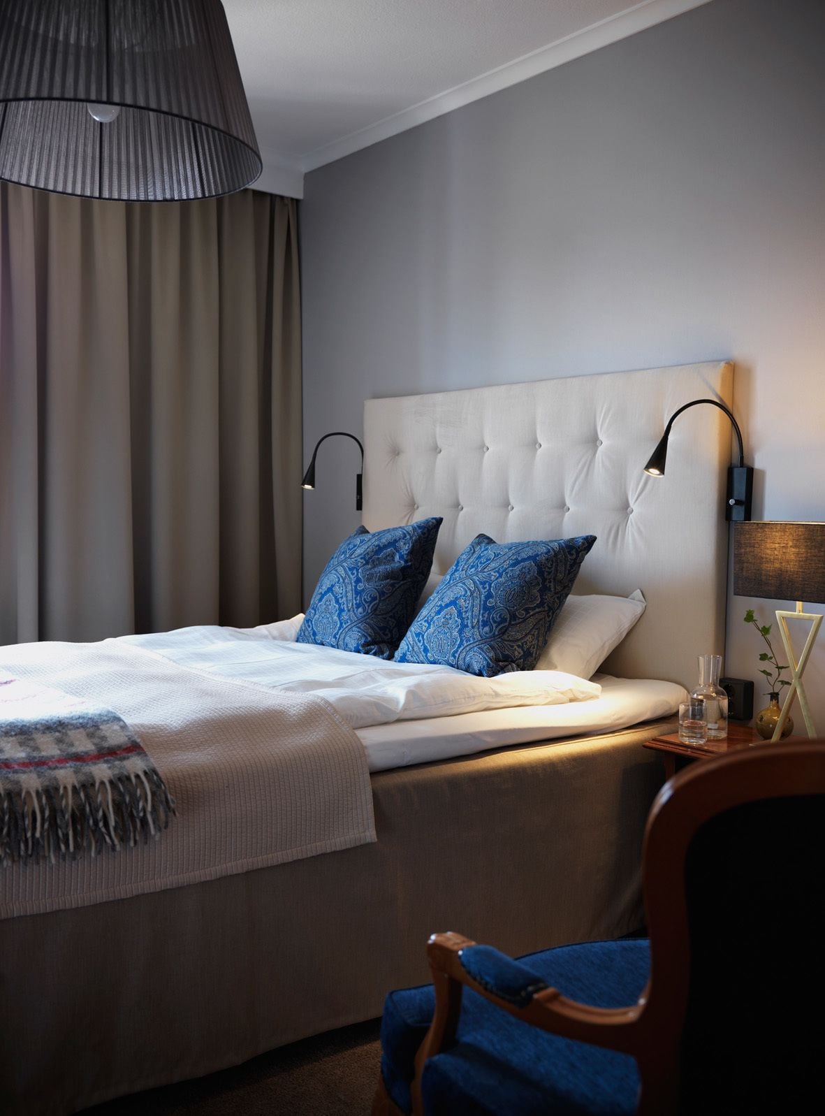 Secretária, secretária adequada para computadores portáteis 