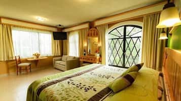 Quarto clássico | 3 quartos, escrivaninha, berços grátis, Wi-Fi de cortesia