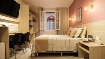 Quarto Premium | Cofre no quarto, secretária