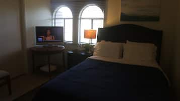 Quarto Comfort, 1 quarto, casa de banho privativa, vista para a colina | Roupa de alta qualidade, secretária, quartos insonorizados