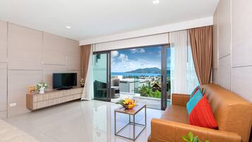 Suite Premier, vista para o mar | Sala de estar | Televisor de ecrã plano de 32 polegadas com canais via satélite