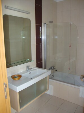 Apartamento, 2 quartos, varanda | Casa de banho | Uma combinação polibã/banheira, artigos de higiene pessoal grátis 