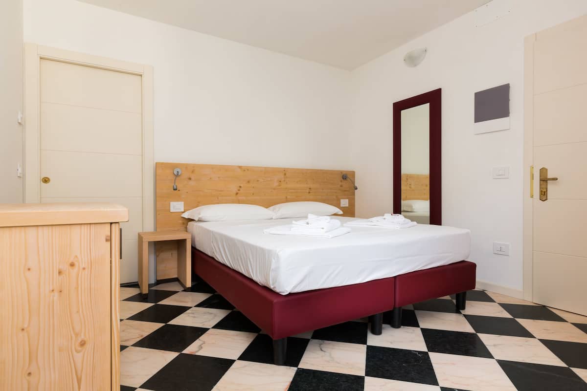 Quarto Duplo ou Twin Standard | Roupa de alta qualidade, edredões de penas, secretária, Wi-fi grátis