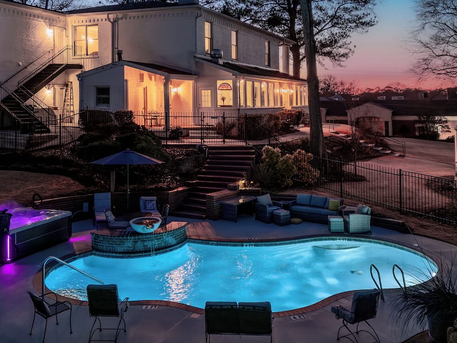 Piscina exterior, guarda-sóis, espreguiçadeiras