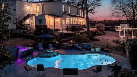 Piscina externa, guarda-sóis, espreguiçadeiras. Stone Mountain Manor