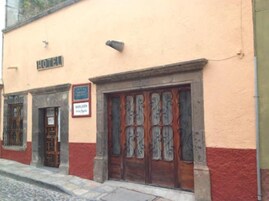 Um edifício com uma placa indicando
