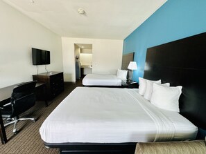 Quarto Standard, 2 camas queen-size | Cofre no quarto, com decoração personalizada