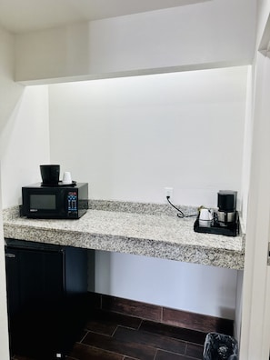 Cofre no quarto, com decoração personalizada