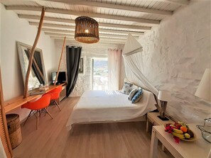 Frigobar, cofres nos quartos, individualmente decorados, escrivaninha