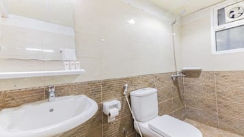 Chuveiro, produtos de toalete grátis, toalhas de banho, papel higiênico