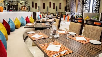 2 restaurantes, café da manhã, culinária internacional