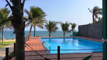 Piscina exterior, espreguiçadeiras