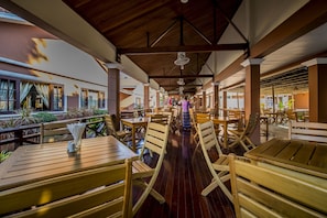 Pequenos-almoços, almoços, jantares servidos, com vista para o jardim