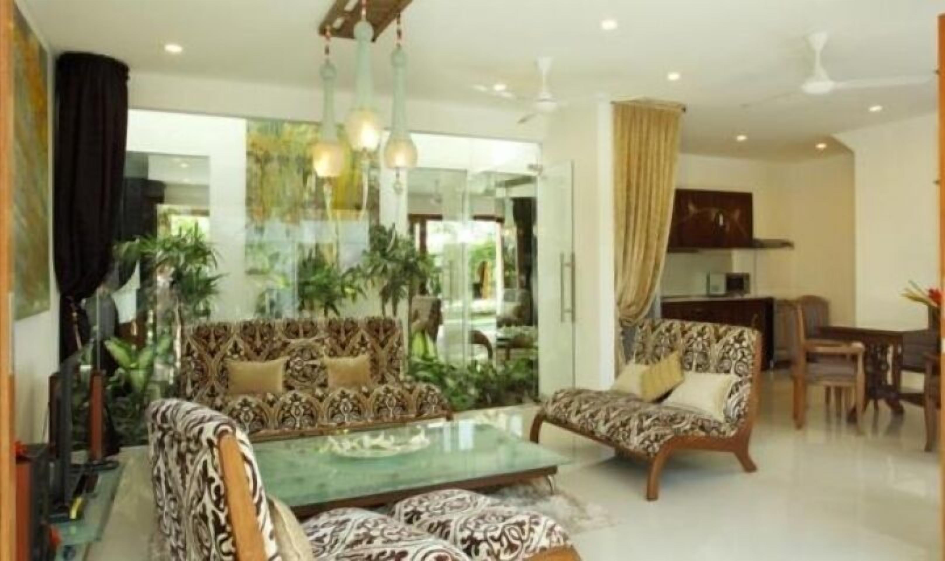 Villa Familiar, 3 quartos, vista para a piscina | Sala de estar | Televisor LED de 40 polegadas com canais por cabo, televisor 