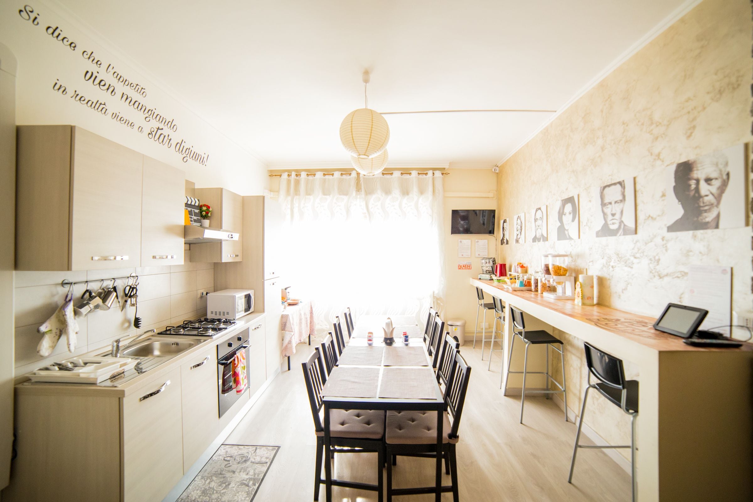 Um frigorífico, um micro-ondas, um forno, uma placa de cozinha 